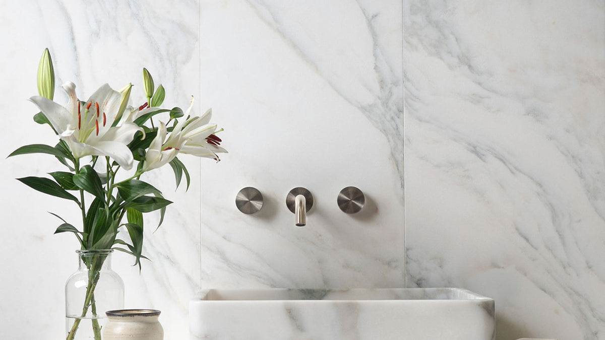 10 Minimalist White Marble Tile Ideas – Calacatta Tile